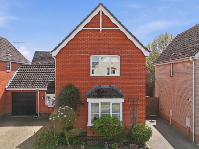 3 bedroom link detached house for sale
