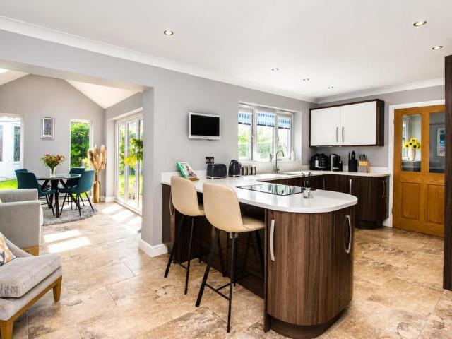 3 bedroom link detached house for sale