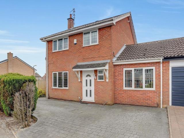 3 bedroom link detached house for sale