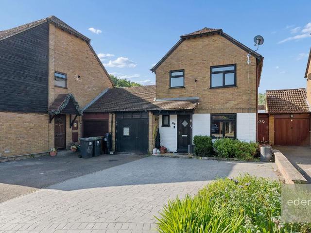 3 bedroom link detached house for sale