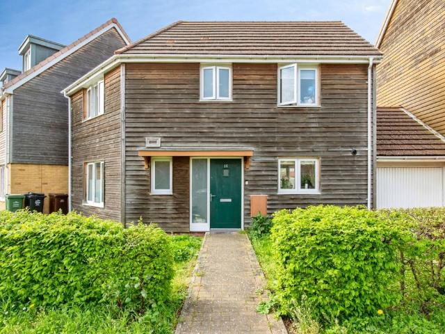 3 bedroom link detached house for sale