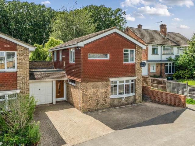 3 bedroom link detached house for sale