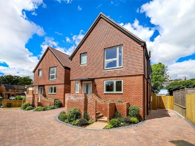 3 bedroom link detached house for sale