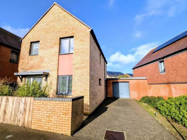 3 bedroom link detached house for sale