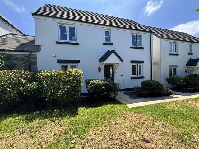 3 bedroom link detached house for sale