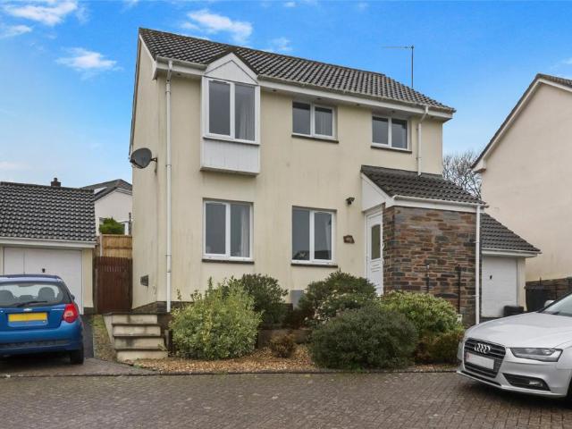 3 bedroom link detached house for sale