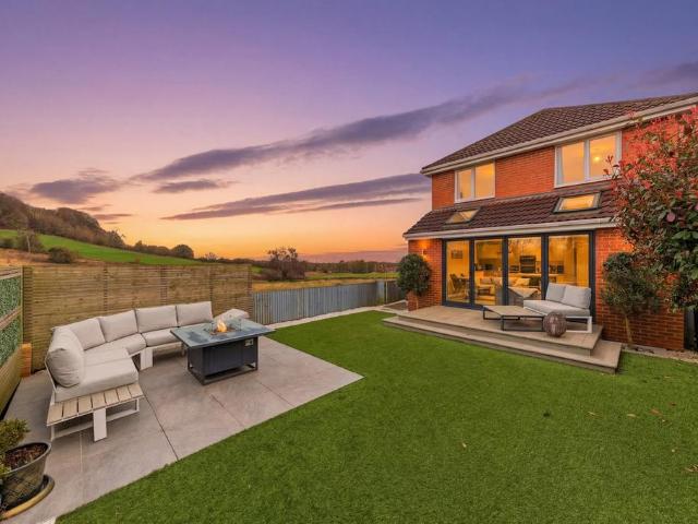 3 bedroom link detached house for sale