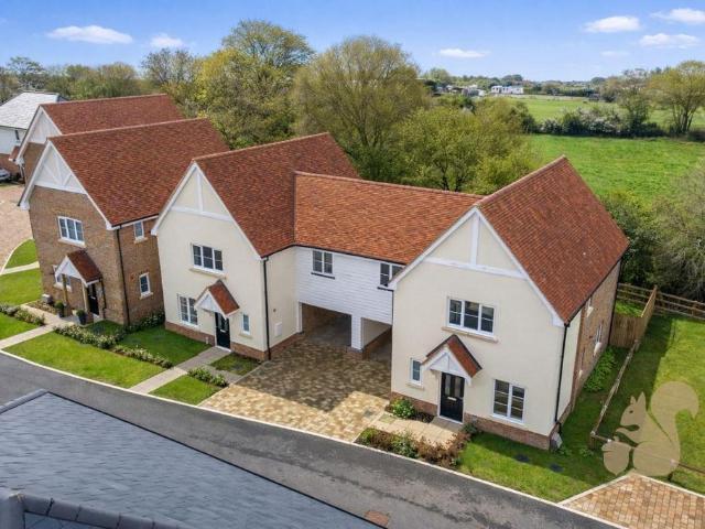 3 bedroom link detached house for sale