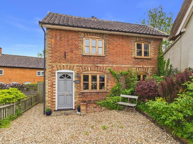 3 bedroom link detached house for sale