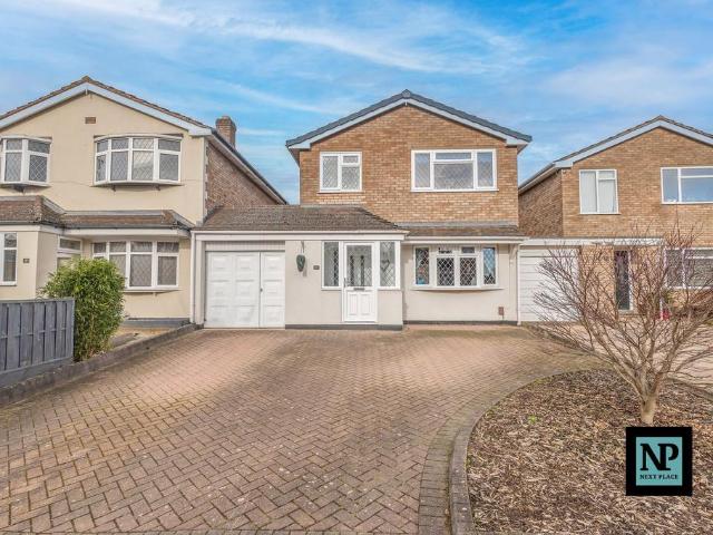 3 bedroom link detached house for sale
