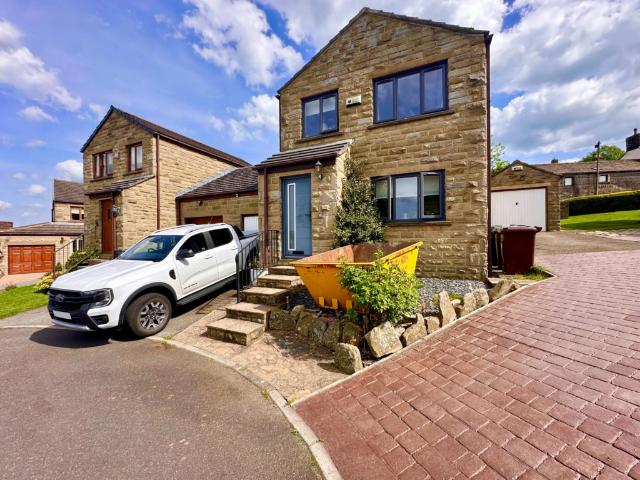3 bedroom link detached house for sale
