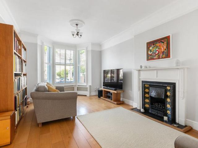 3 bedroom link detached house for sale