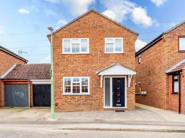 3 bedroom link detached house for sale