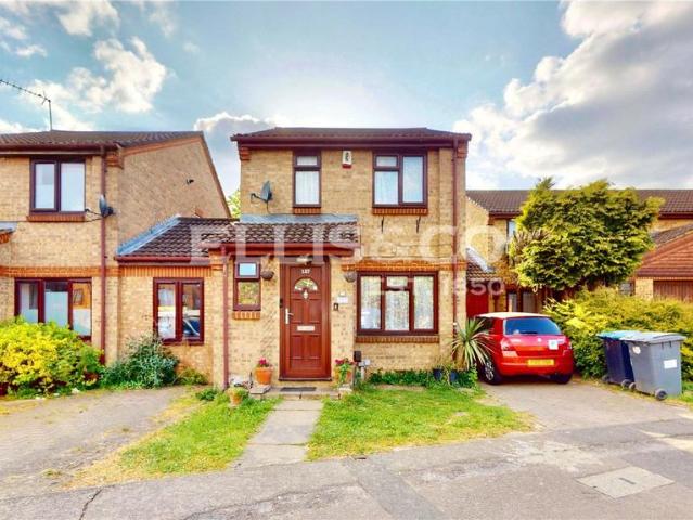 3 bedroom link detached house for sale