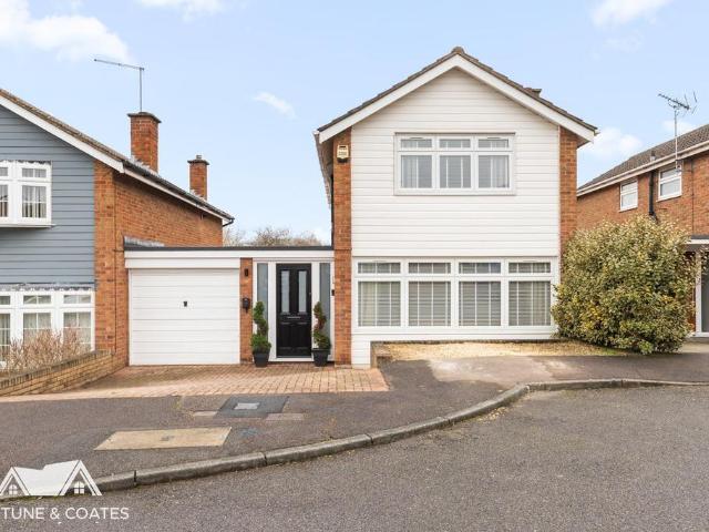 3 bedroom link detached house for sale