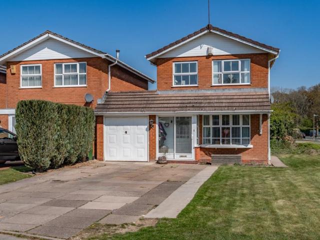 3 bedroom link detached house for sale