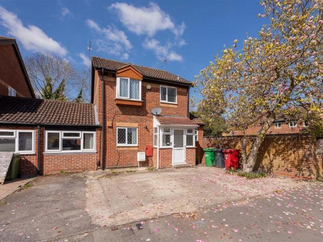 3 bedroom link detached house for sale