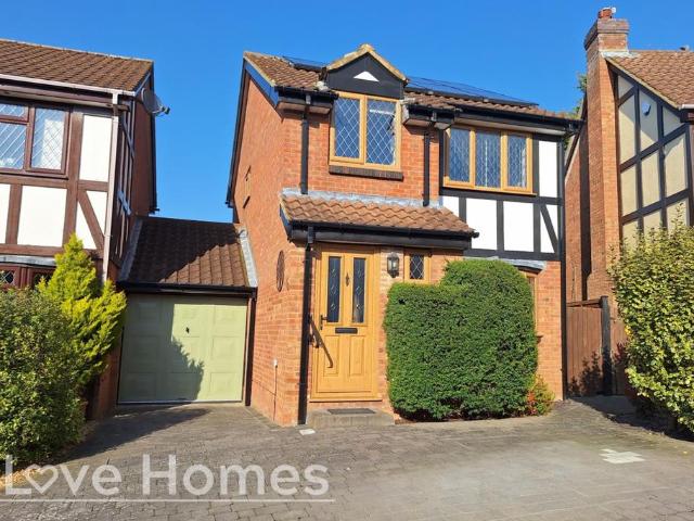 3 bedroom link detached house for sale