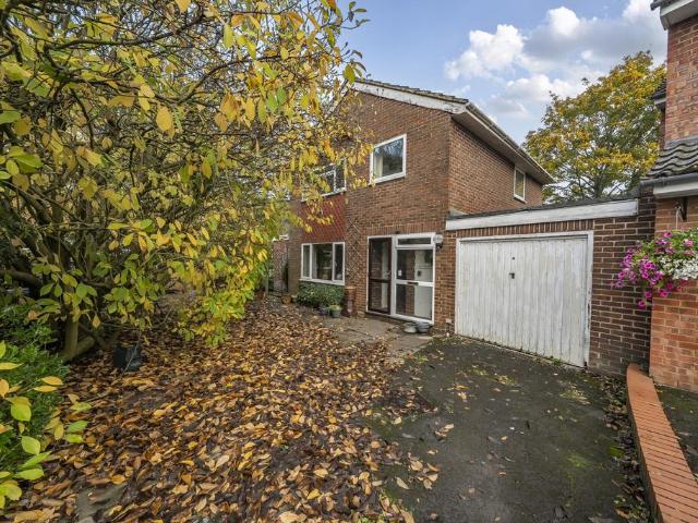 3 bedroom link detached house for sale
