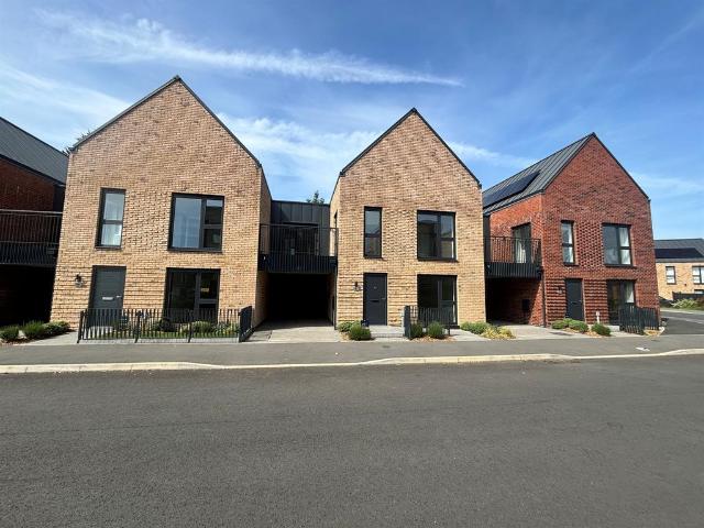 3 bedroom link detached house for sale