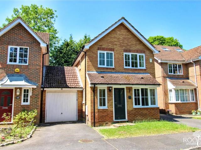 3 bedroom link detached house for sale