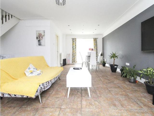3 bedroom link detached house for sale