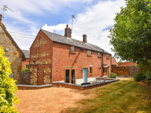 3 bedroom link detached house for sale