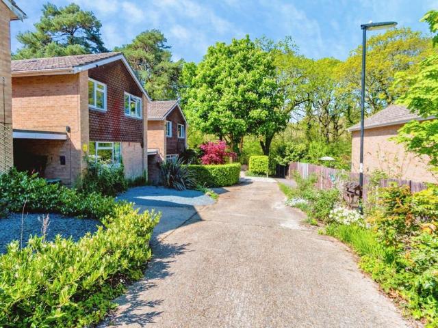 3 bedroom link detached house for sale
