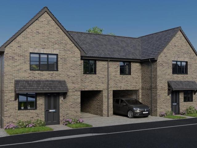 3 bedroom link detached house for sale