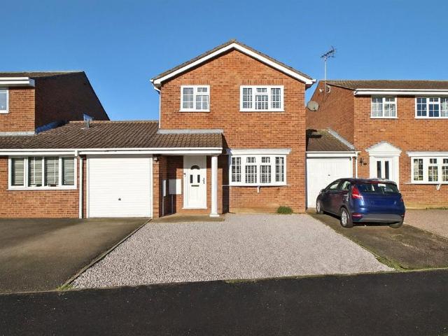 3 bedroom link detached house for sale