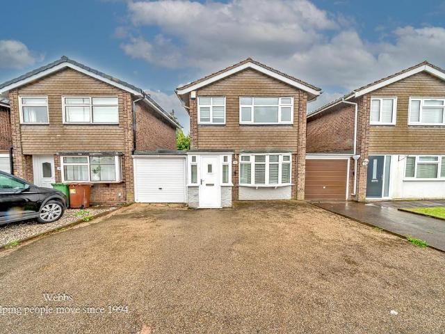 3 bedroom link detached house for sale