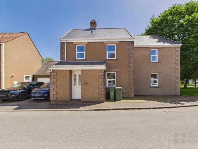 3 bedroom link detached house for sale