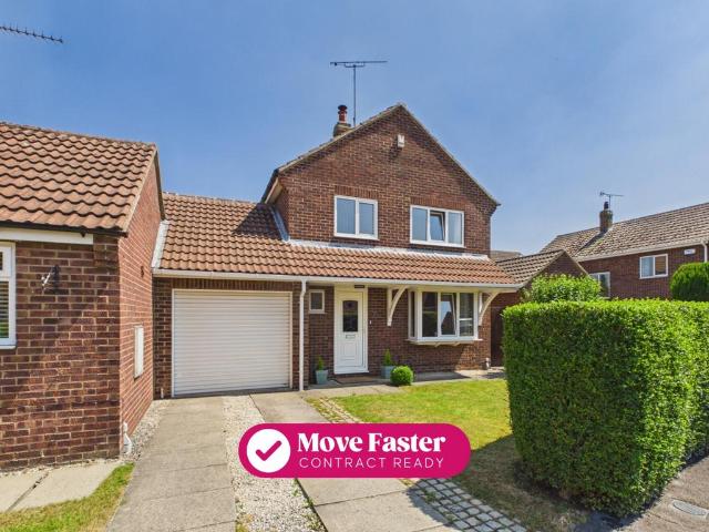 3 bedroom link detached house for sale