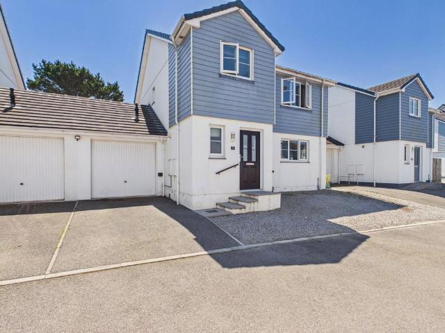 3 bedroom link detached house for sale