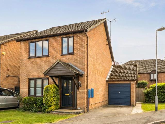 3 bedroom link detached house for sale
