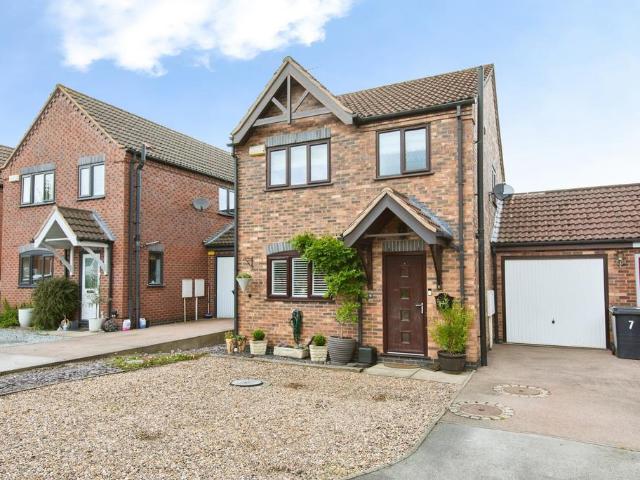 3 bedroom link detached house for sale