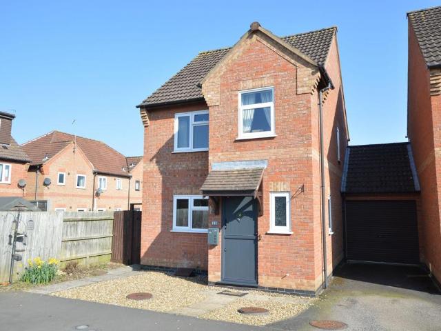 3 bedroom link detached house for sale
