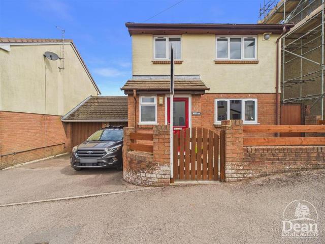 3 bedroom link detached house for sale