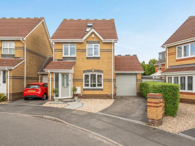 3 bedroom link detached house for sale
