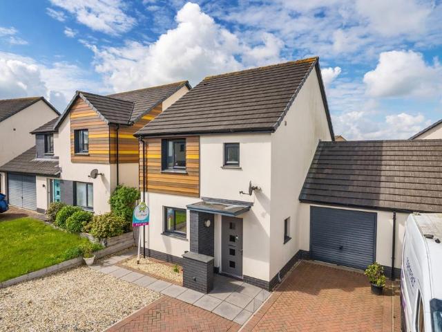 3 bedroom link detached house for sale