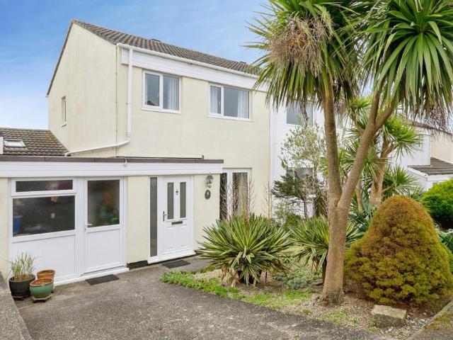 3 bedroom link detached house for sale
