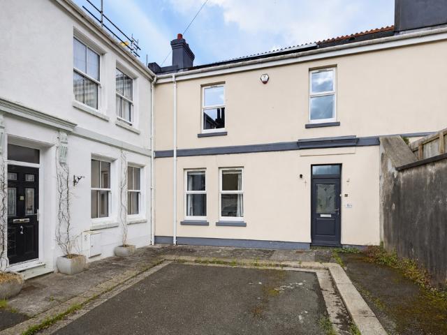 3 bedroom link detached house for sale