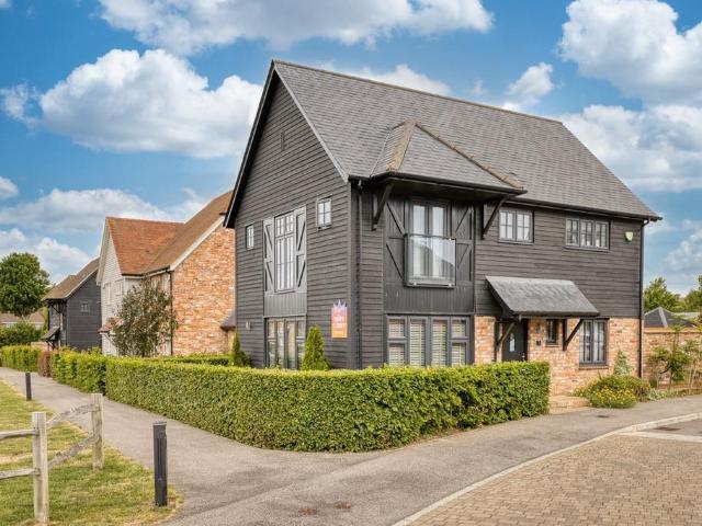 3 bedroom link detached house for sale