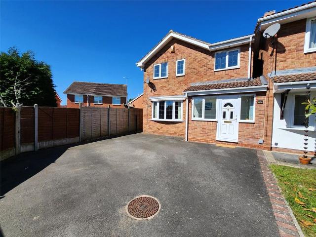 3 bedroom link detached house for sale