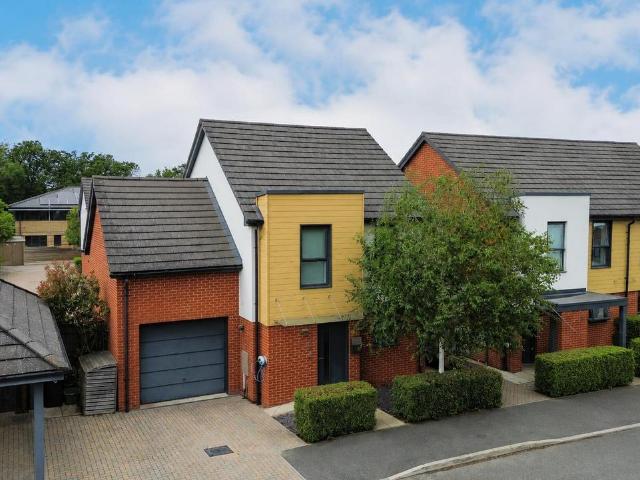 3 bedroom link detached house for sale