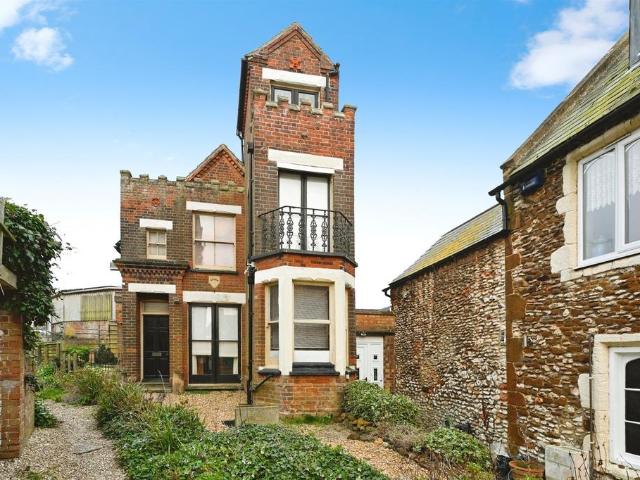 3 bedroom link detached house for sale