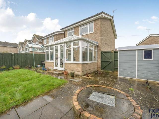 3 bedroom link detached house for sale