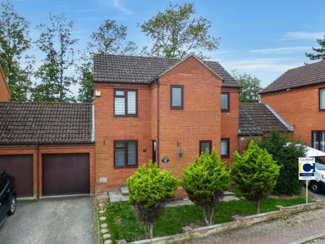 3 bedroom link detached house for sale