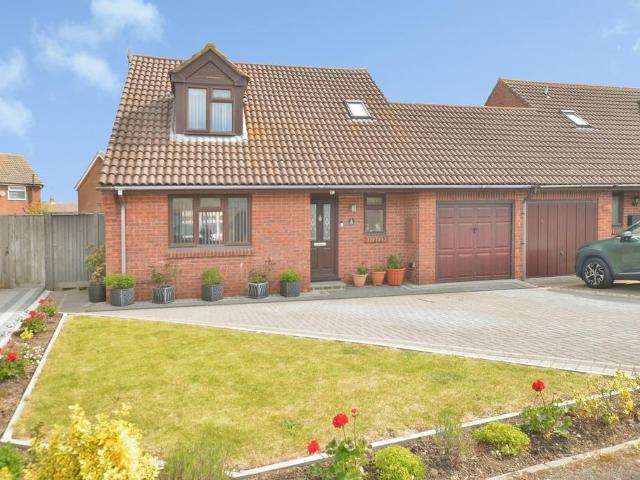 3 bedroom link detached house for sale