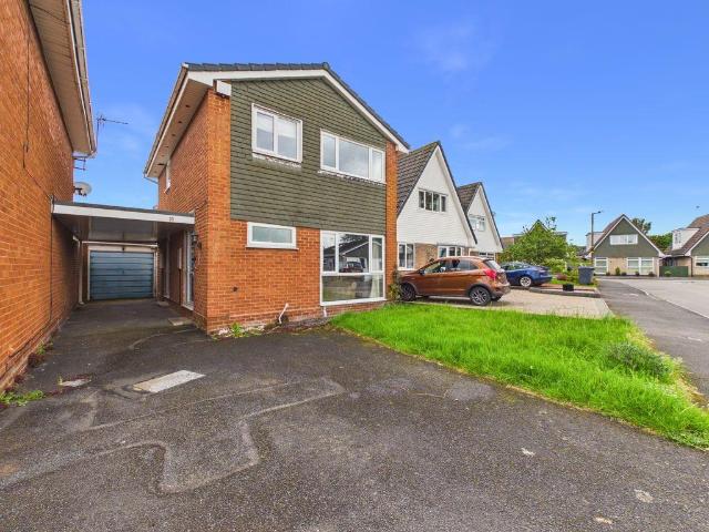 3 bedroom link detached house for sale